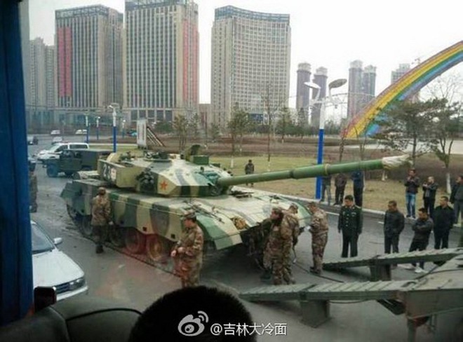 Xe tăng Trung Quốc đâm thủng xe tải của dân - Tinmoi