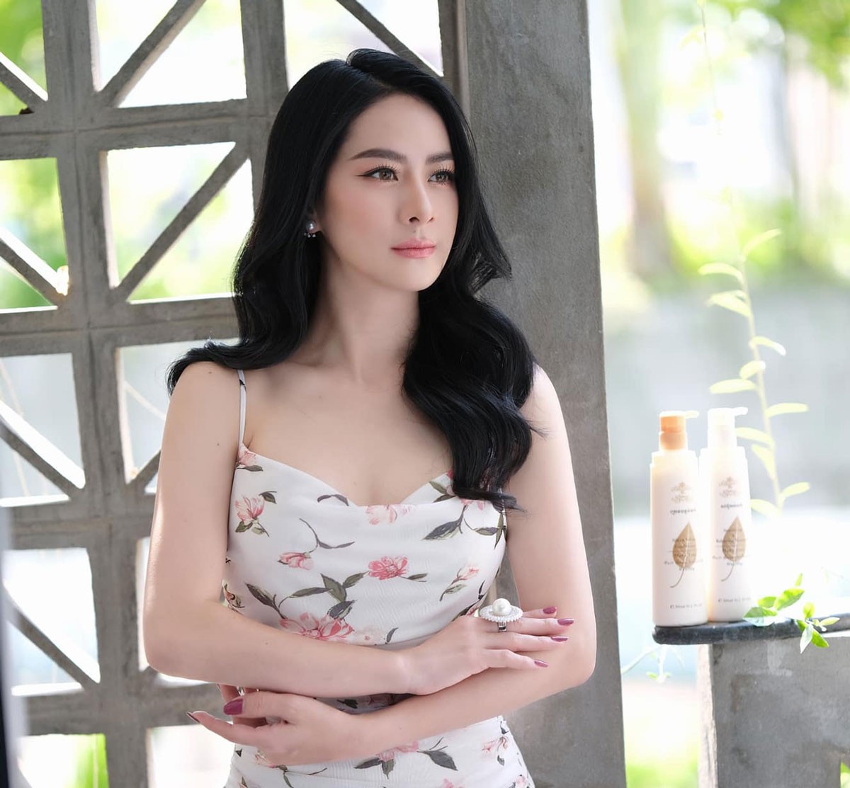 Nữ tình nguyện viên Campuchia gây sốt với vẻ ngoài đẹp hút hồn - Tinmoi